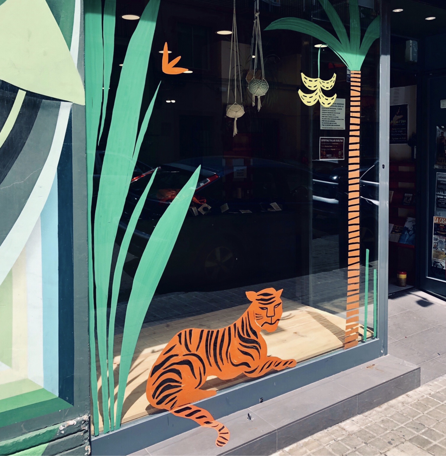 Tiger- window display- bakery- Floe de Oro- jenkastudio